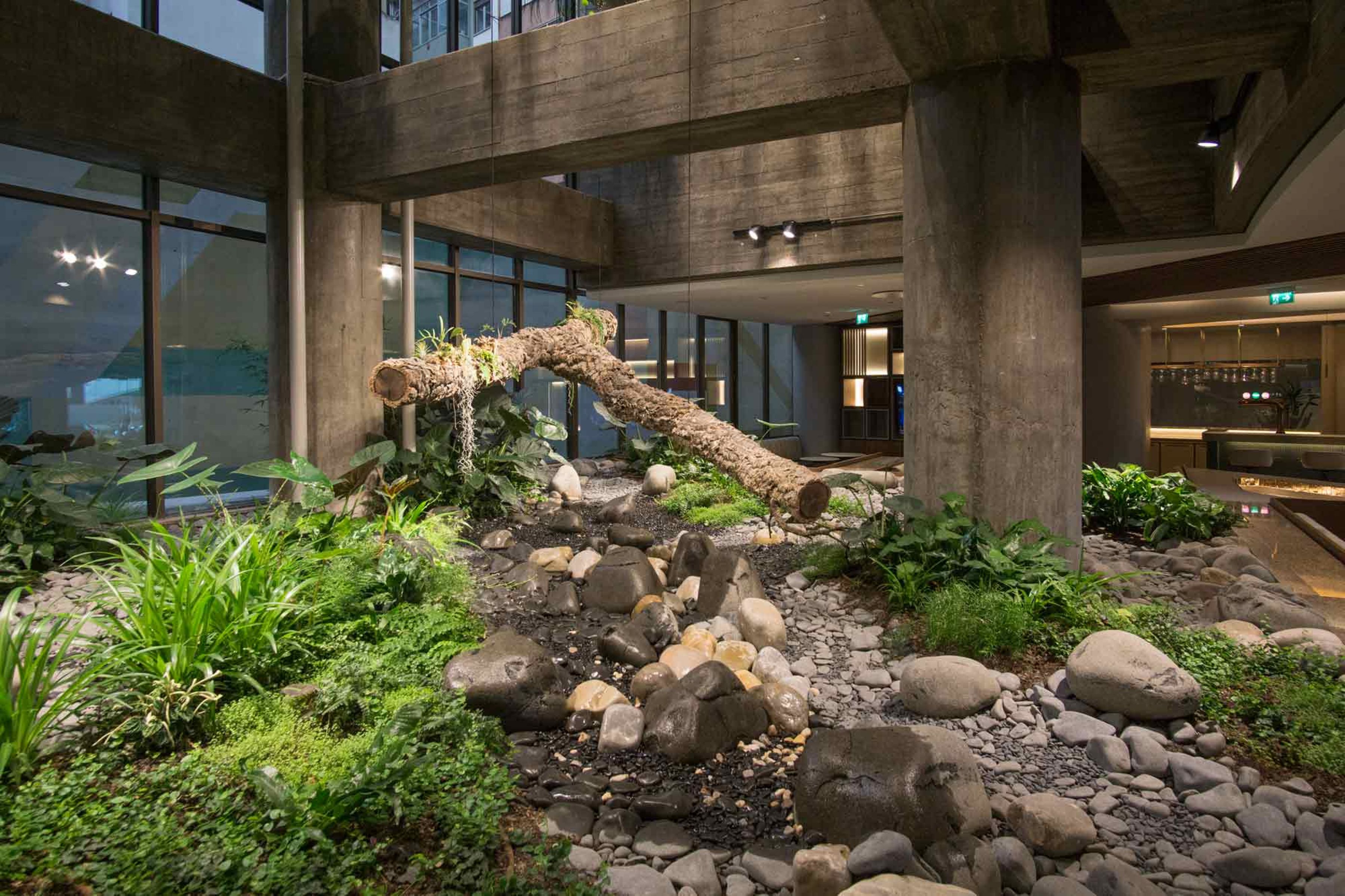 Holiday Inn Continental - Riverbed garden :: Vertical Garden Design