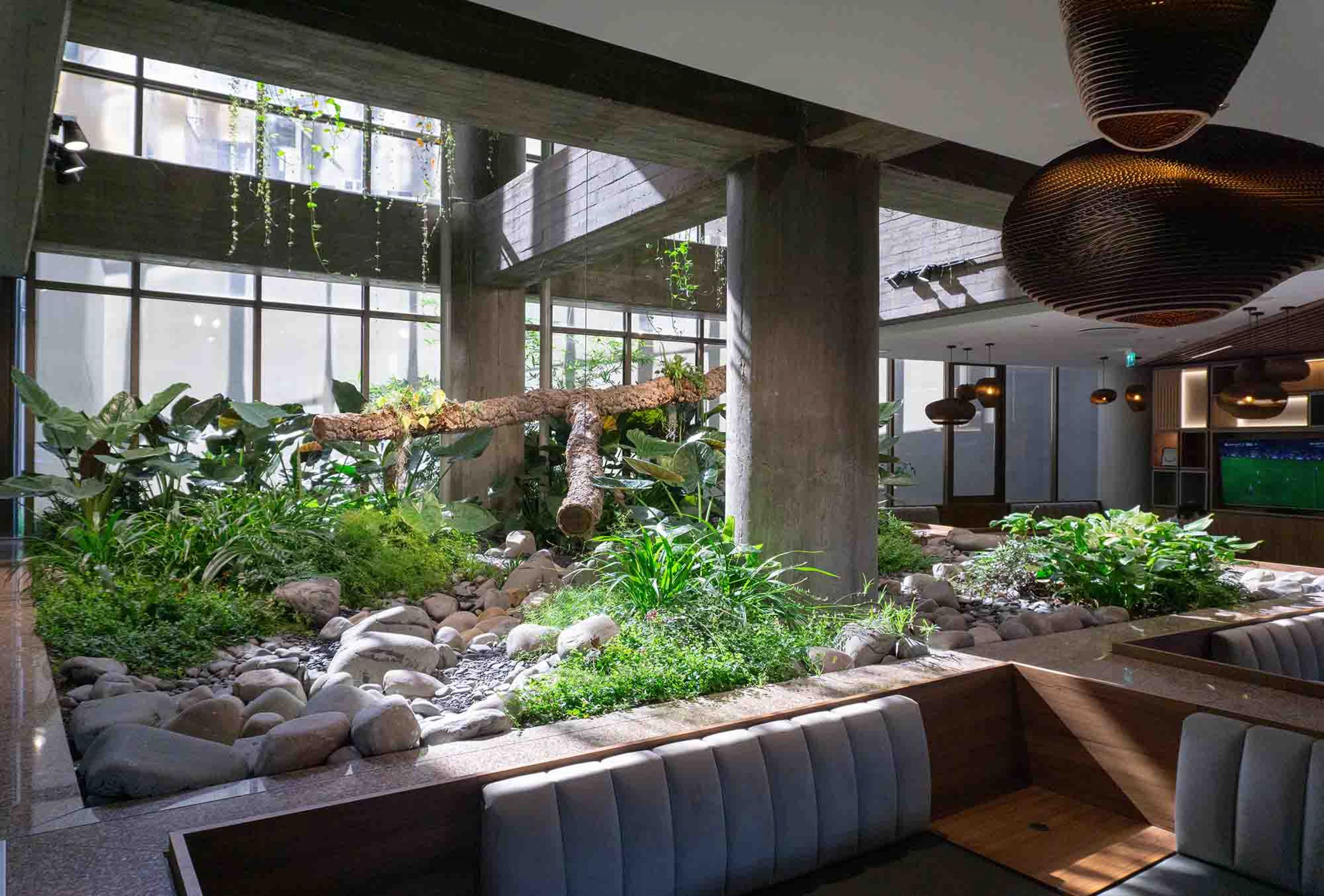 Holiday Inn Continental - Riverbed garden :: Vertical Garden Design