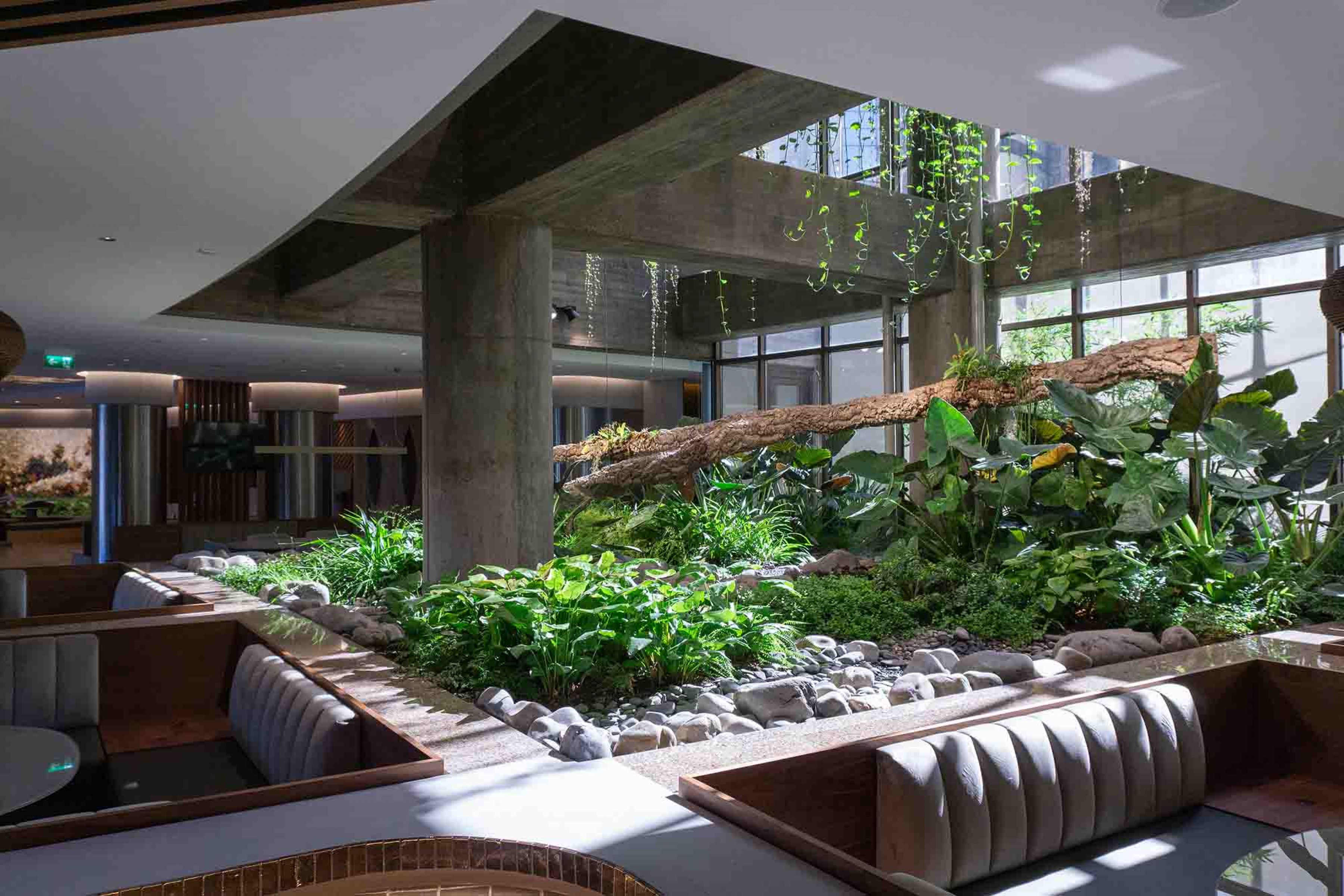 Holiday Inn Continental - Riverbed garden :: Vertical Garden Design