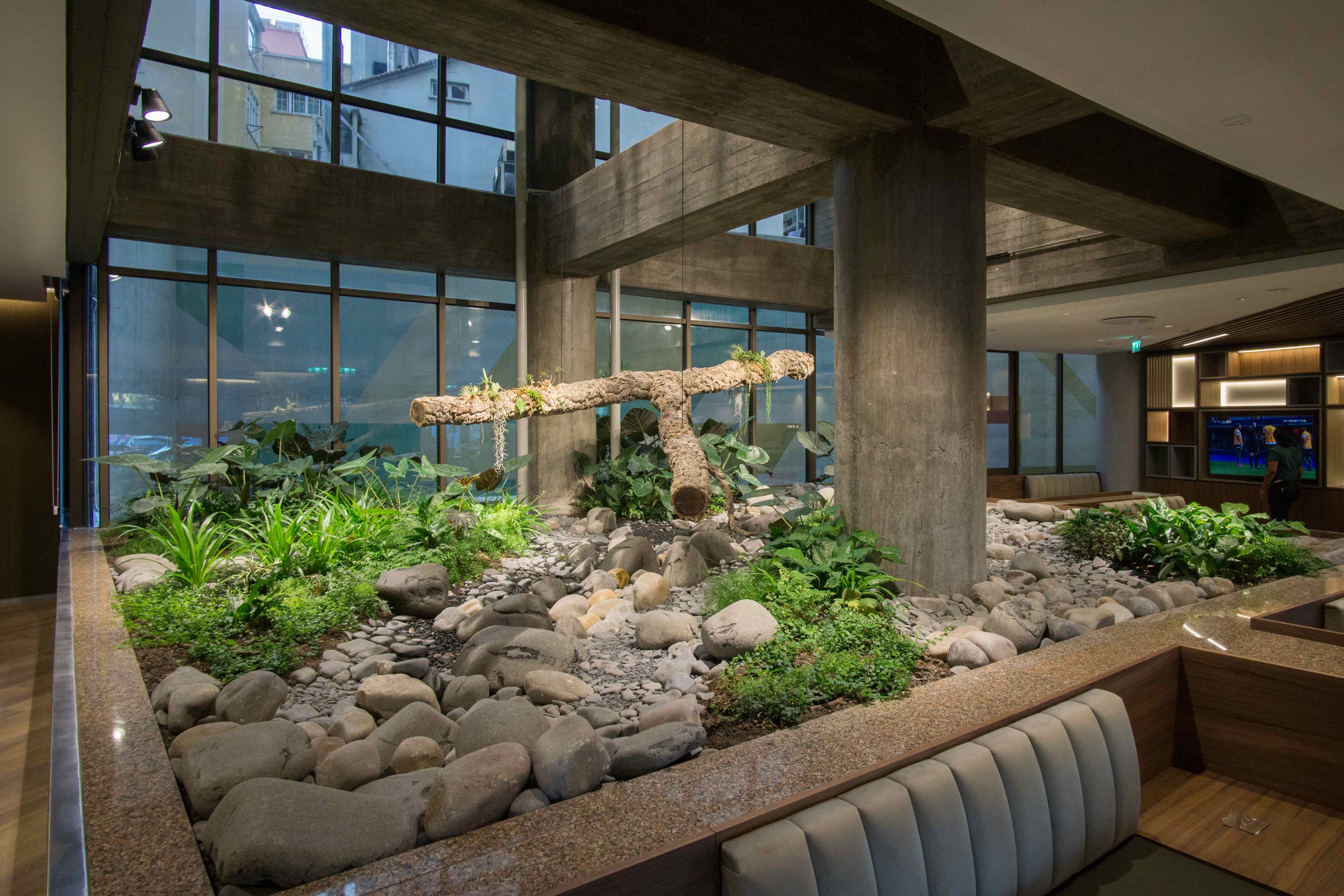 Holiday Inn Continental - Riverbed garden :: Vertical Garden Design